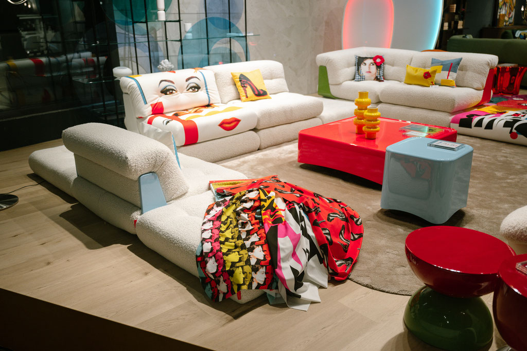Η Roche Bobois παρουσίασε τη νέα της συνεργασία με τον Pedro Almodóvar ...